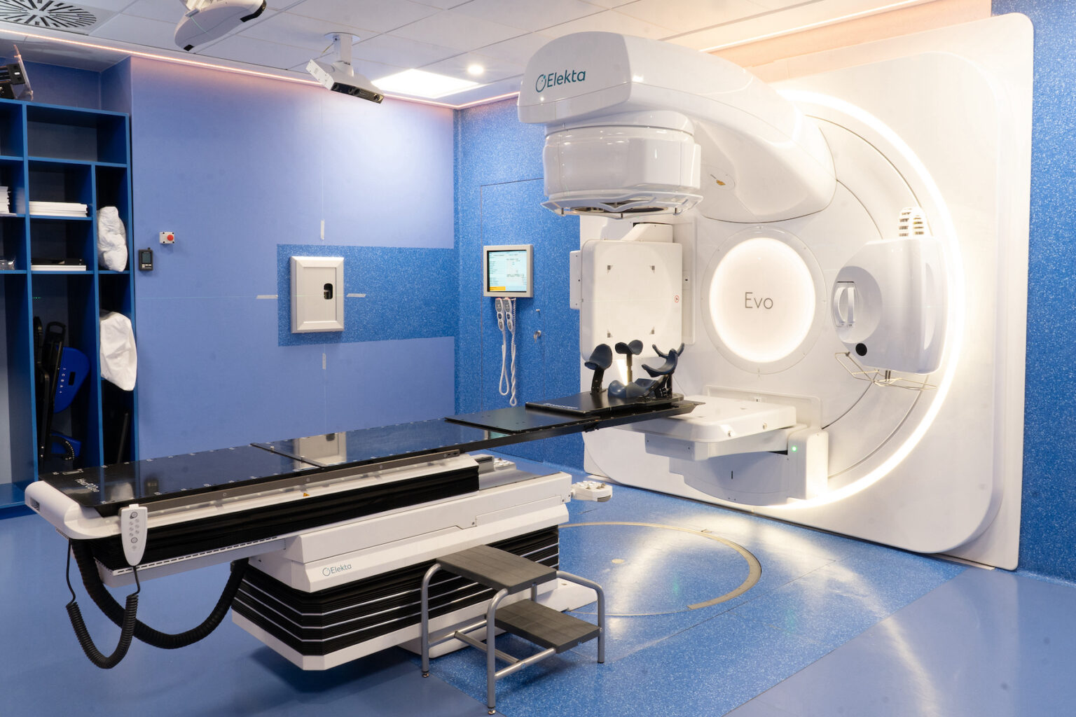 Radioterapia adattiva con AI: Emicenter porta in Italia Elekta Evo ...