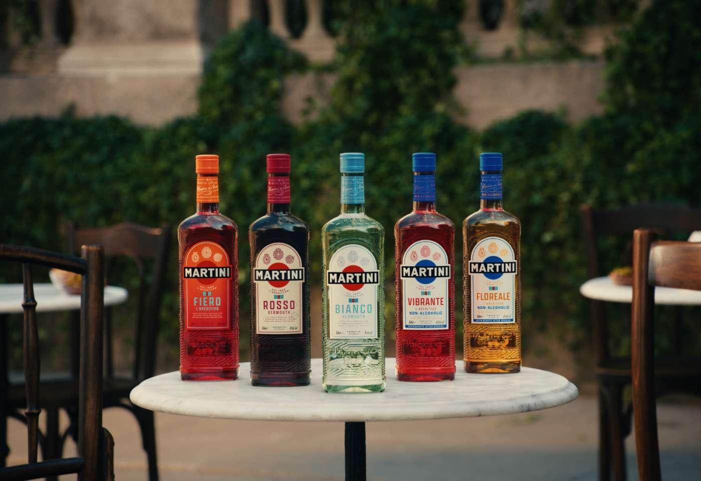 Martini rinnova bottiglia ed etichetta: torna la denominazione vermouth ...