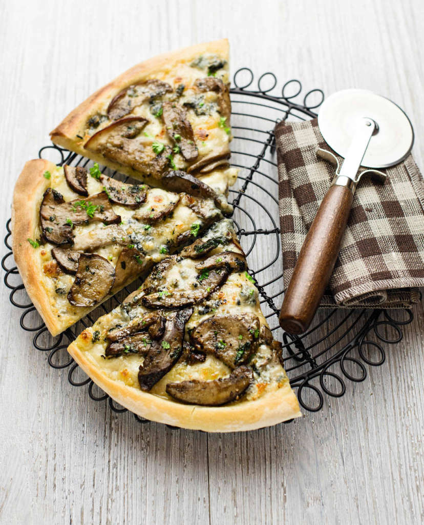 Pizza con funghi porcini e gorgonzola - Cucina Naturale