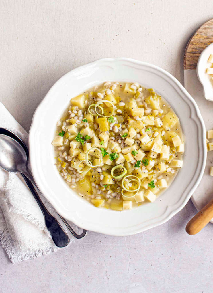 Minestra di orzo, patate e porri con toma di montagna - Cucina Naturale