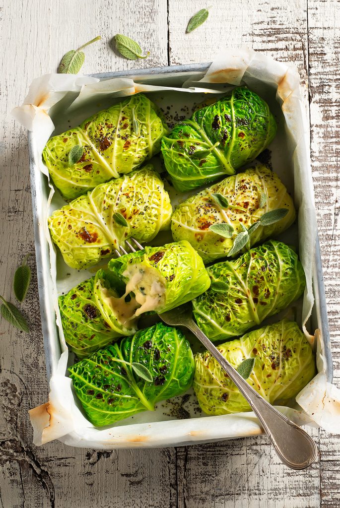 Involtini di verza alla salvia con patate e formaggio filante - Cucina ...