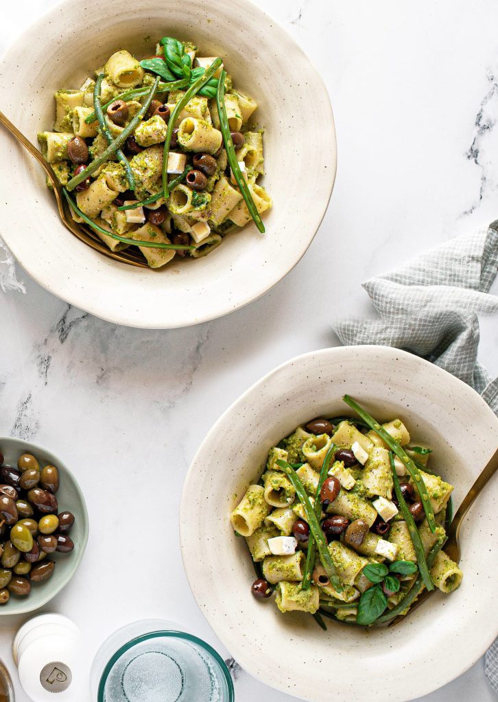 Pasta con pesto di fagiolini e pinoli, brie e olive taggiasche - Cucina ...