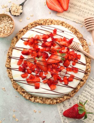 Pizza dolce di avena e banane con yogurt al miele e fragole - Cucina ...