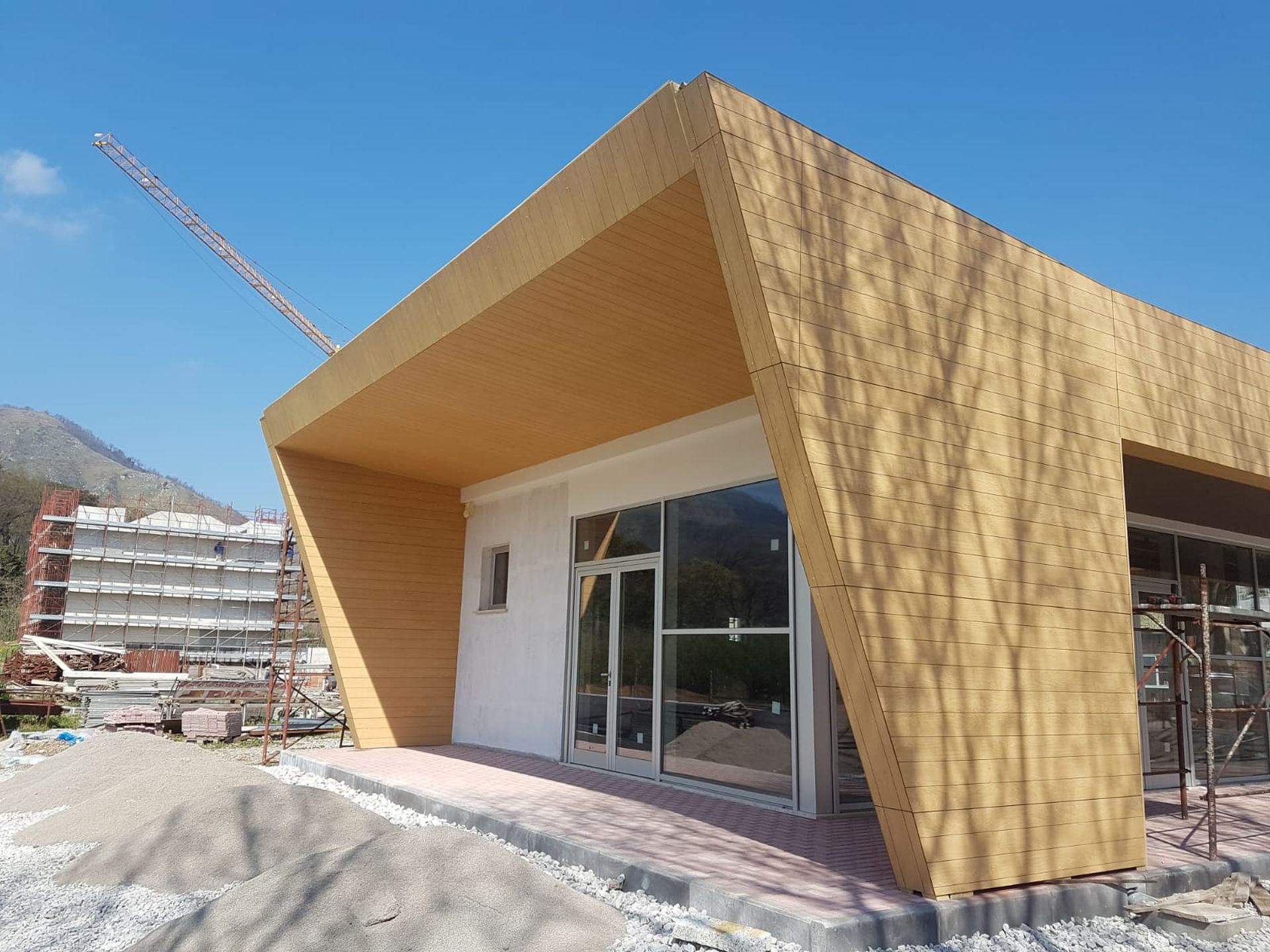 Rockpanel Woods per una texture architettonica effetto legno - EdiliziaNews