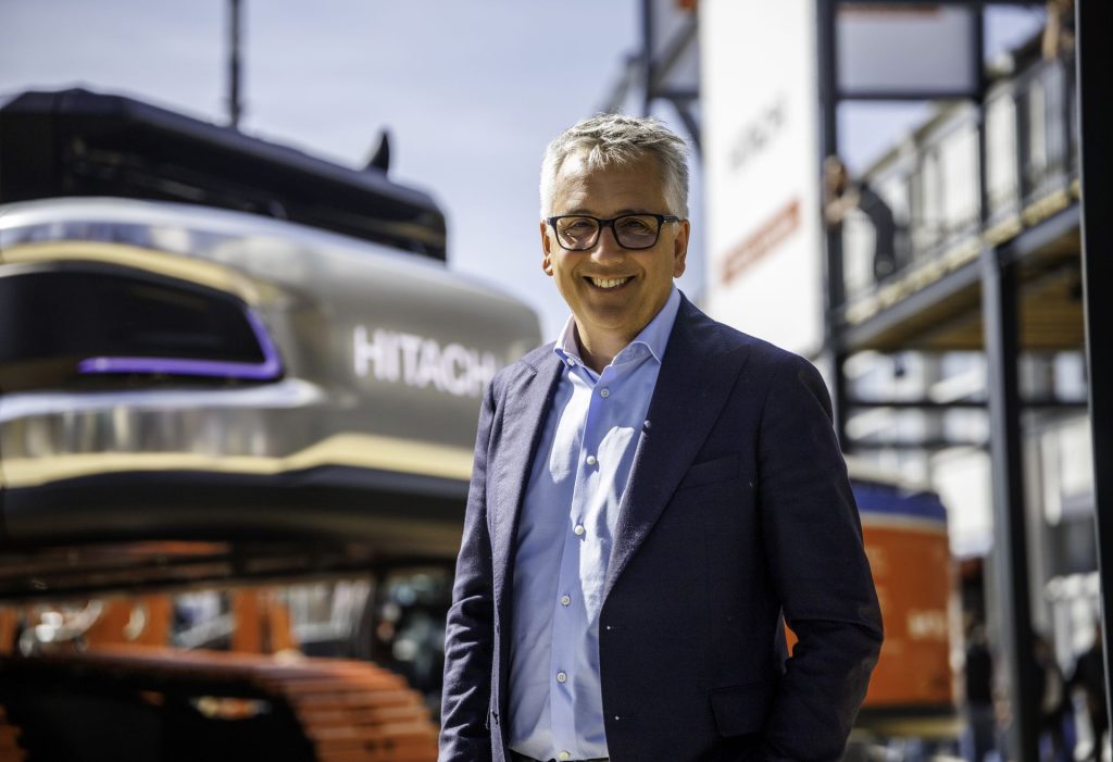 Landcros. La nuova identità di Hitachi Construction Machinery ...
