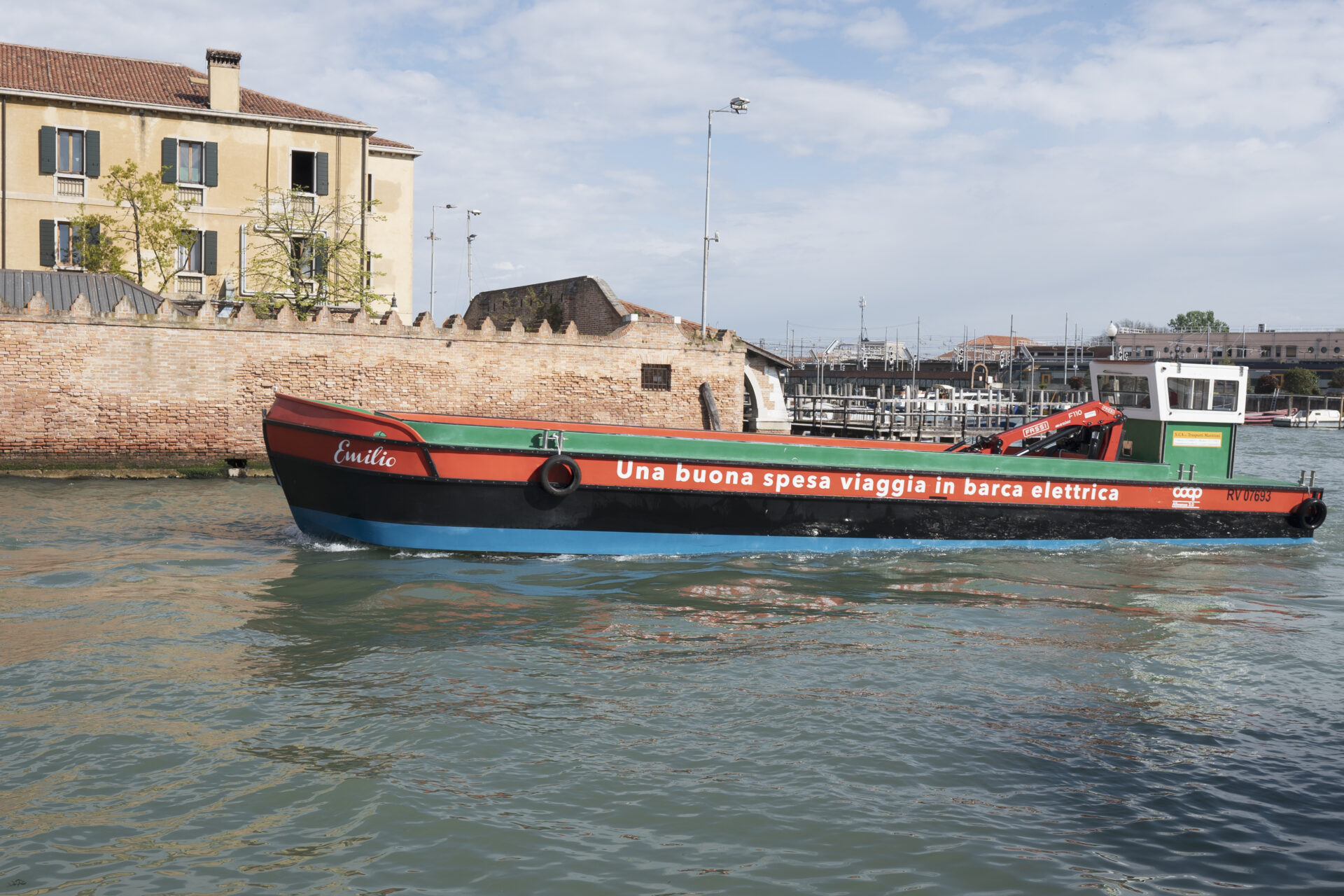 Emilio, the electric boat for the transport of goods, has arrived in ...