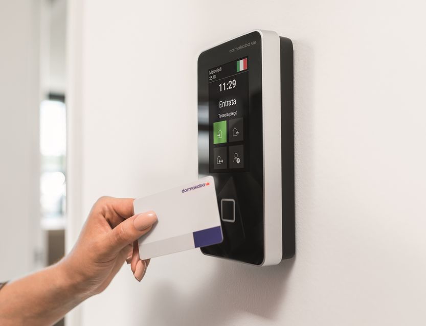 Terminali dormakaba per la rilevazione presenze e controllo accessi ...