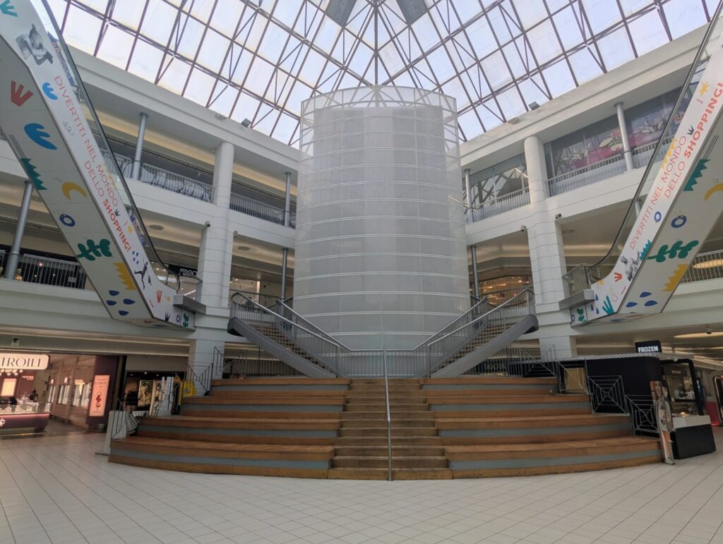 Le Piramidi Shopping District: il rilancio tra brand, restyling e ...