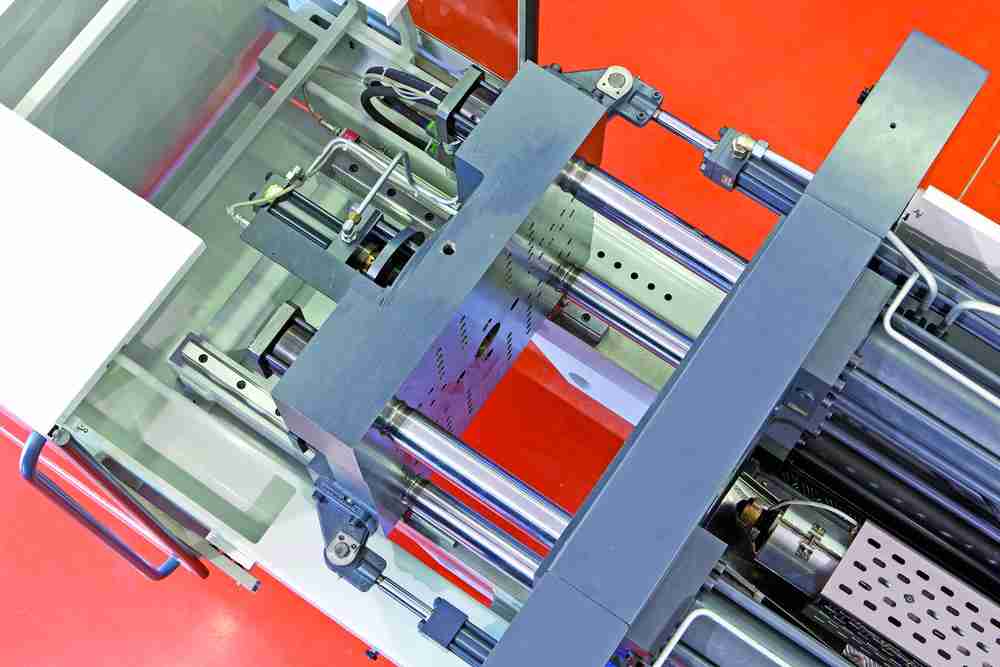 Injection presses: hydraulic or electromechanical drive? - Power ...