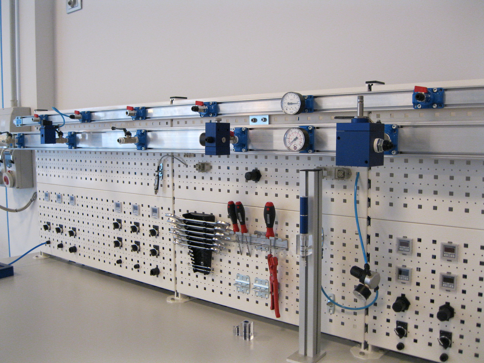 Modular manifolds for a test lab - Power Transmission World