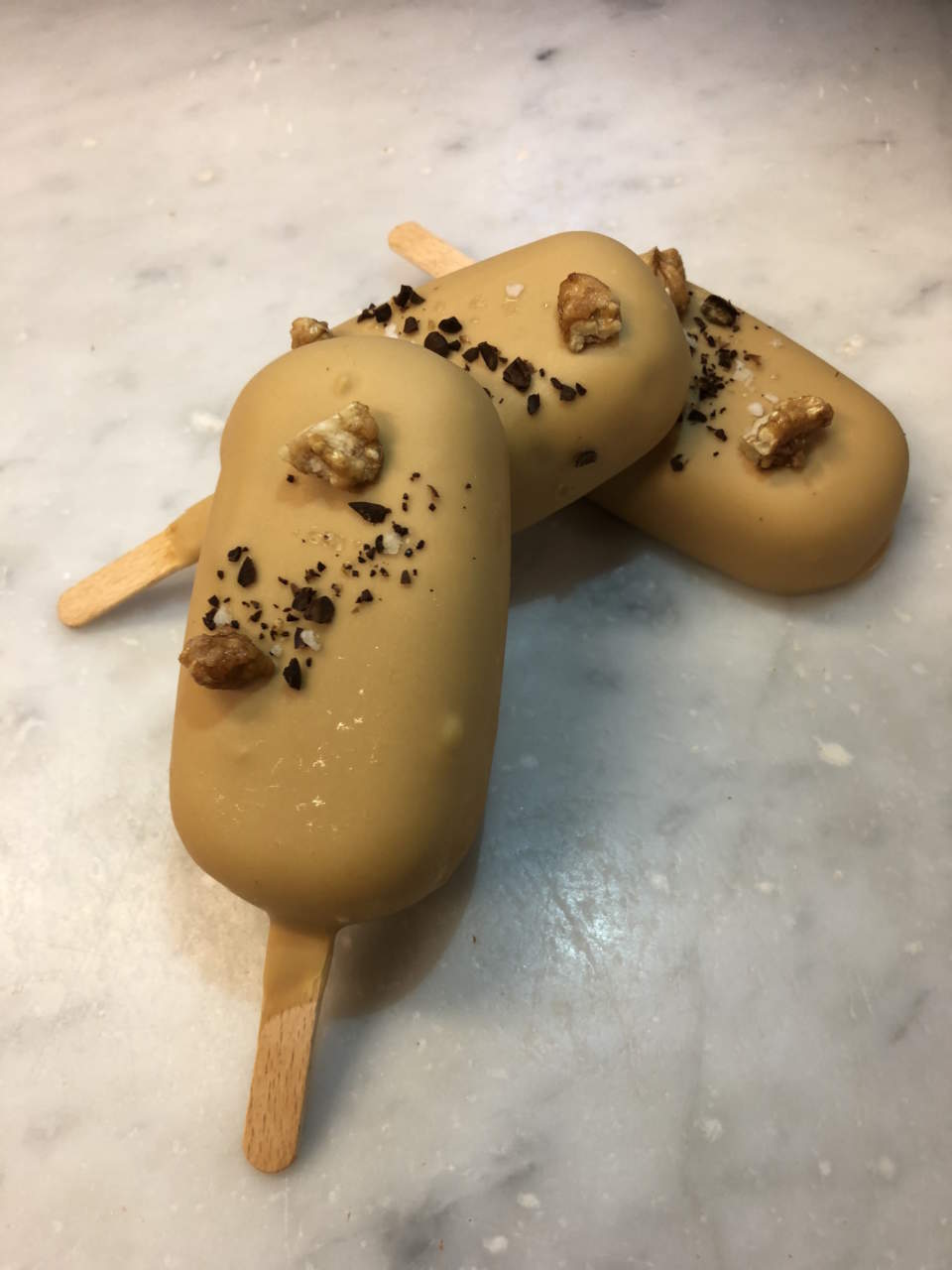 Gelato al caramello con noci, una ricetta di Galileo Reposo ...